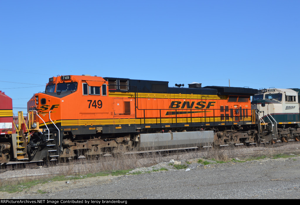 bnsf dash 9 in storage at murray yard